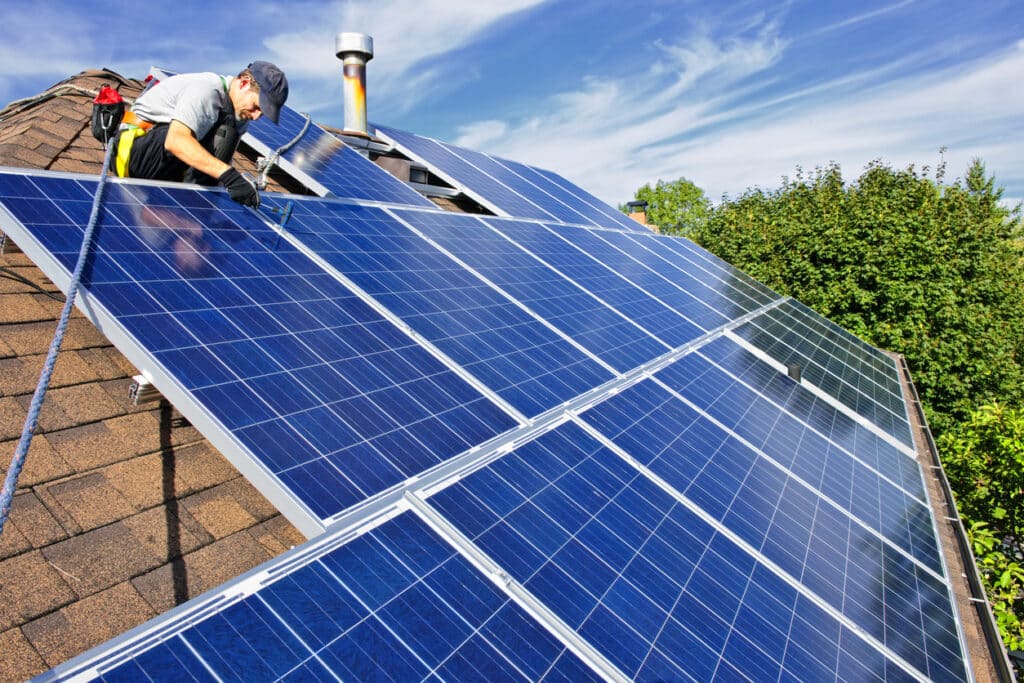 Comment nettoyer vos panneaux photovoltaïques sans les endommager